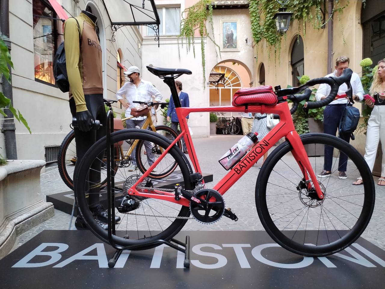Battistoni, il marchio di lusso apre al ciclismo: collezione bici ...