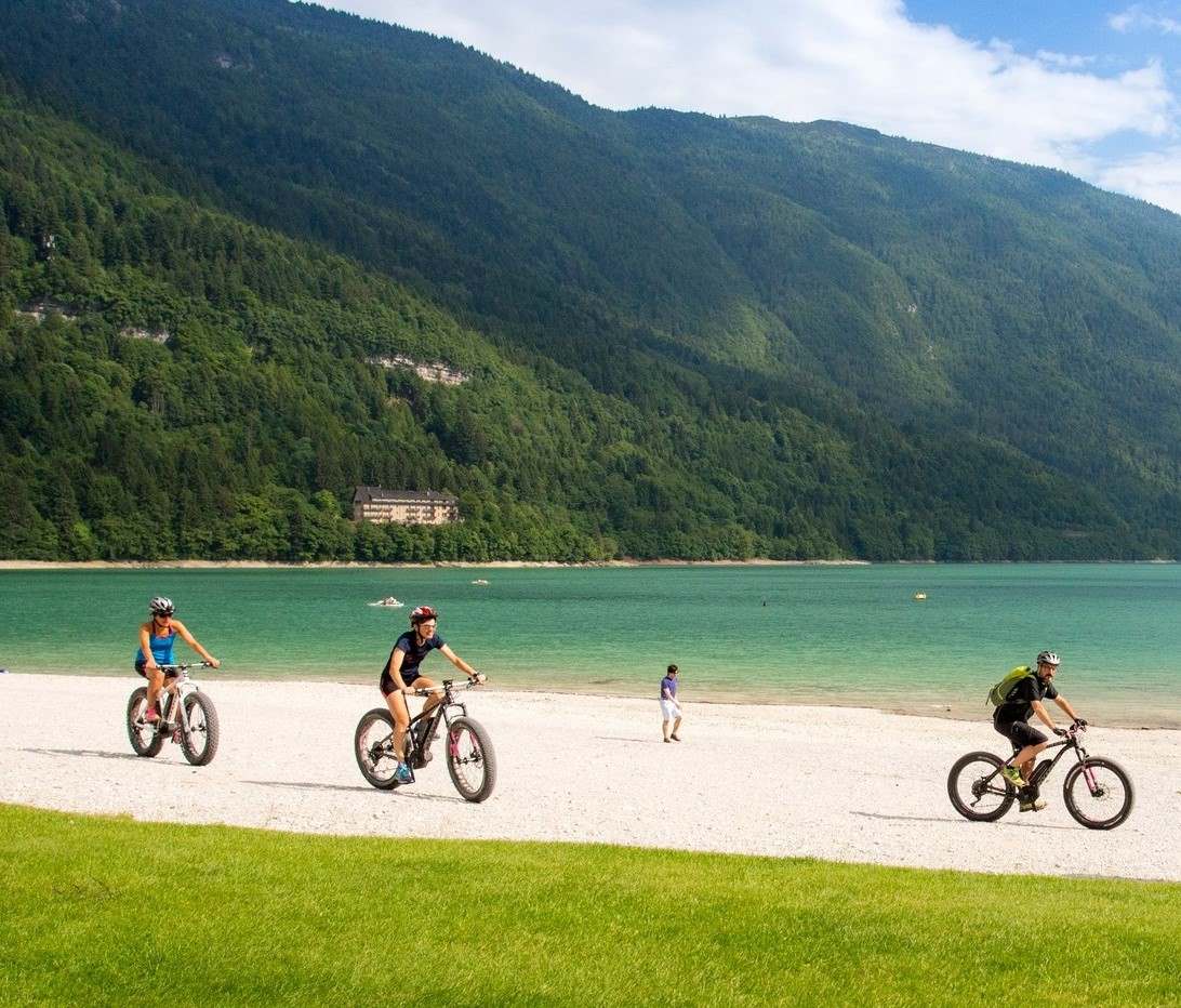In bici intorno al lago più bello d’Italia